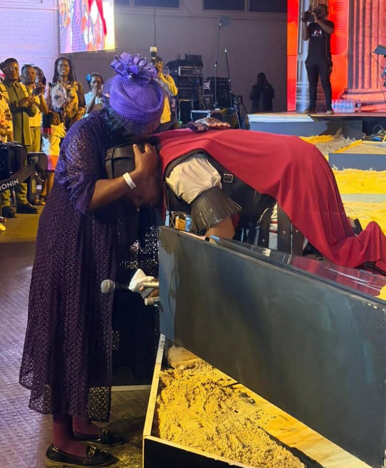 Mahendere Breaks Down at Outcry Experience … He honours mother, calls ...