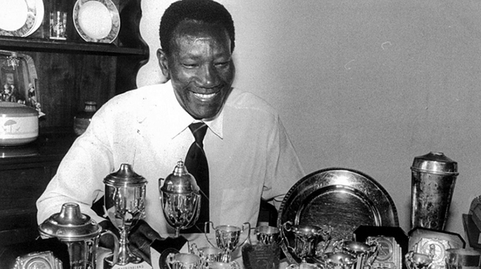 (LOOKING BACK) - Mandaza could be class hurdler, says Blumberg - herald
