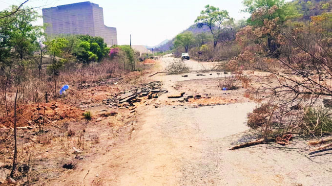 Illegal miners collapse Zvishavane-Buchwa Road - herald