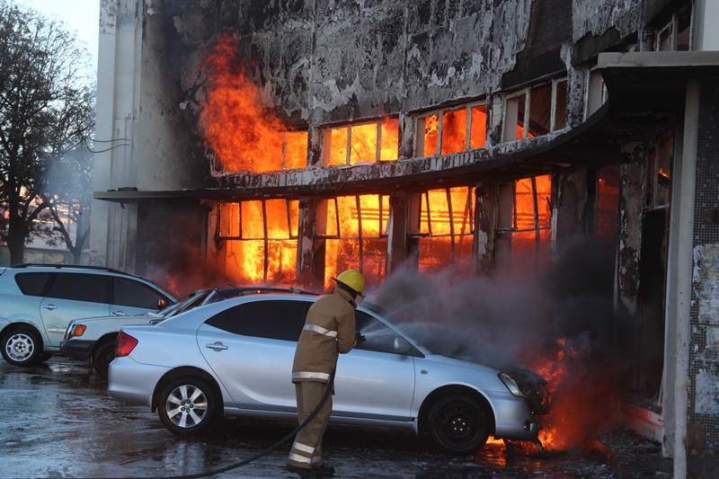 VIDEO: Fire razes city building - herald