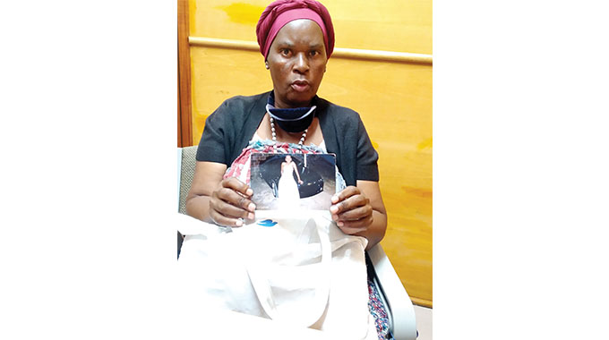 Intombi itshaye phansi lemali yamalobolo yayo - herald