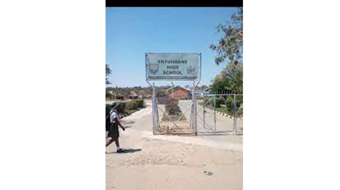 Former students donate to Entumbane High – herald