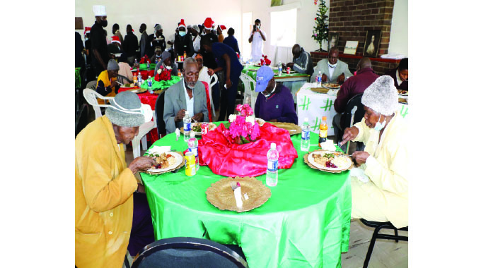 Holiday Inn lunch for Entembeni Home inmates - herald
