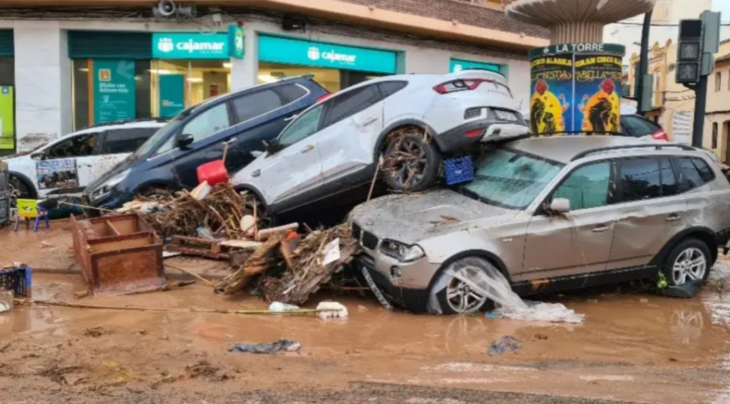 Spain flooding latest: Emergency teams race to find Spanish flood ...